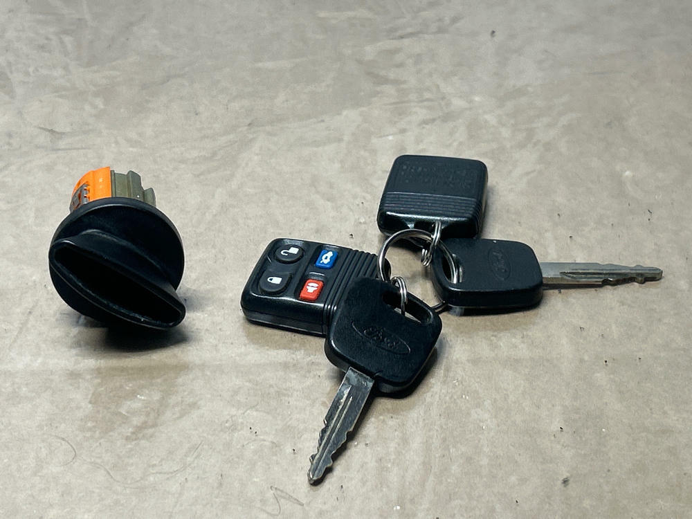 1999-04 Ford Mustang GT Bullitt Key w/ 2 Fobs 257 – Blu Auto Parts