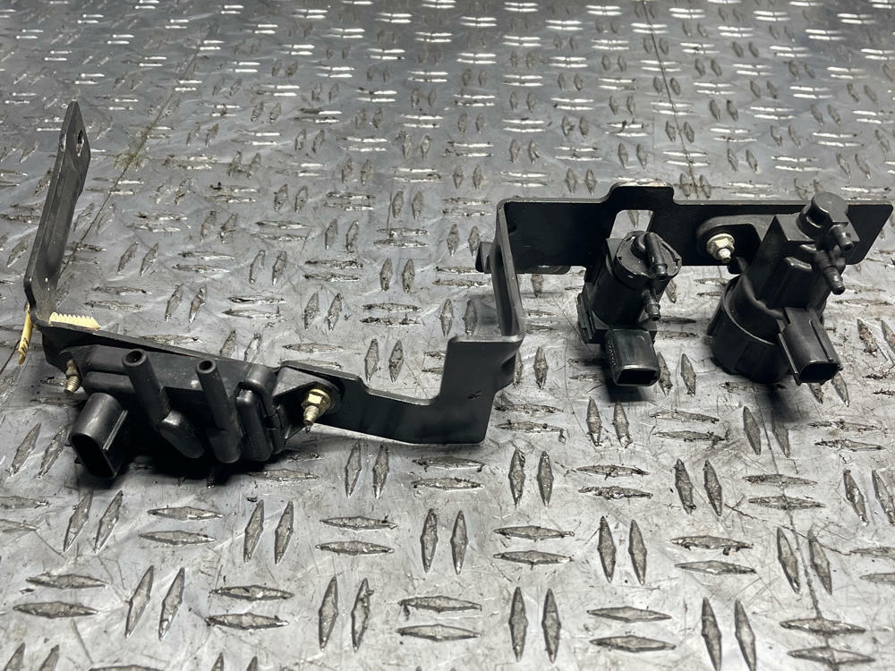 2003-04 Ford Mustang SVT Cobra OEM EGR/Vaccum Bracket & Accessories 28 ...