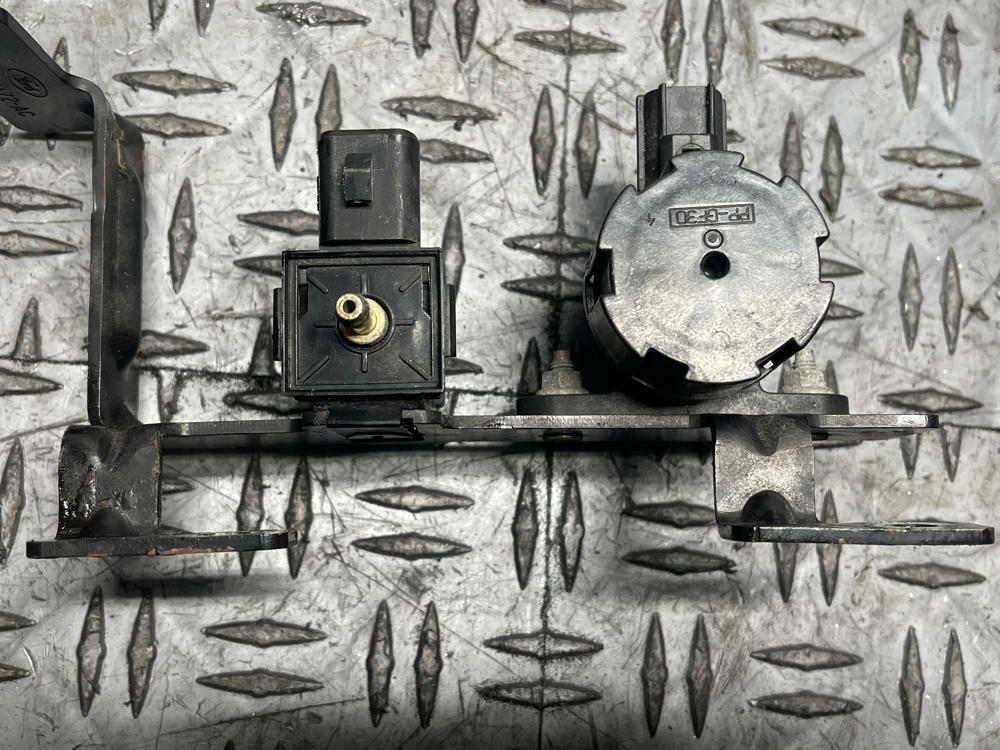 2003-04 Ford Mustang SVT Cobra OEM EGR/Vaccum Bracket & Accessories 28 ...